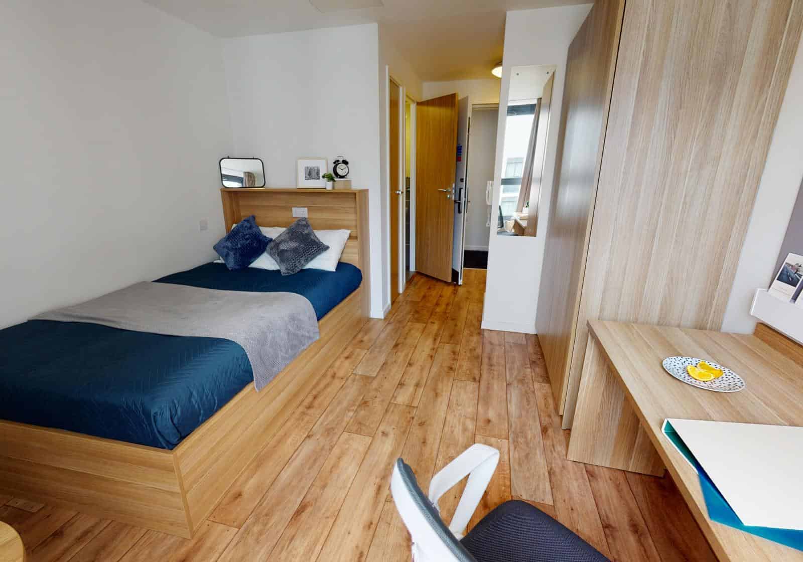 iQ Sterling Court | London Student Housing | Amber