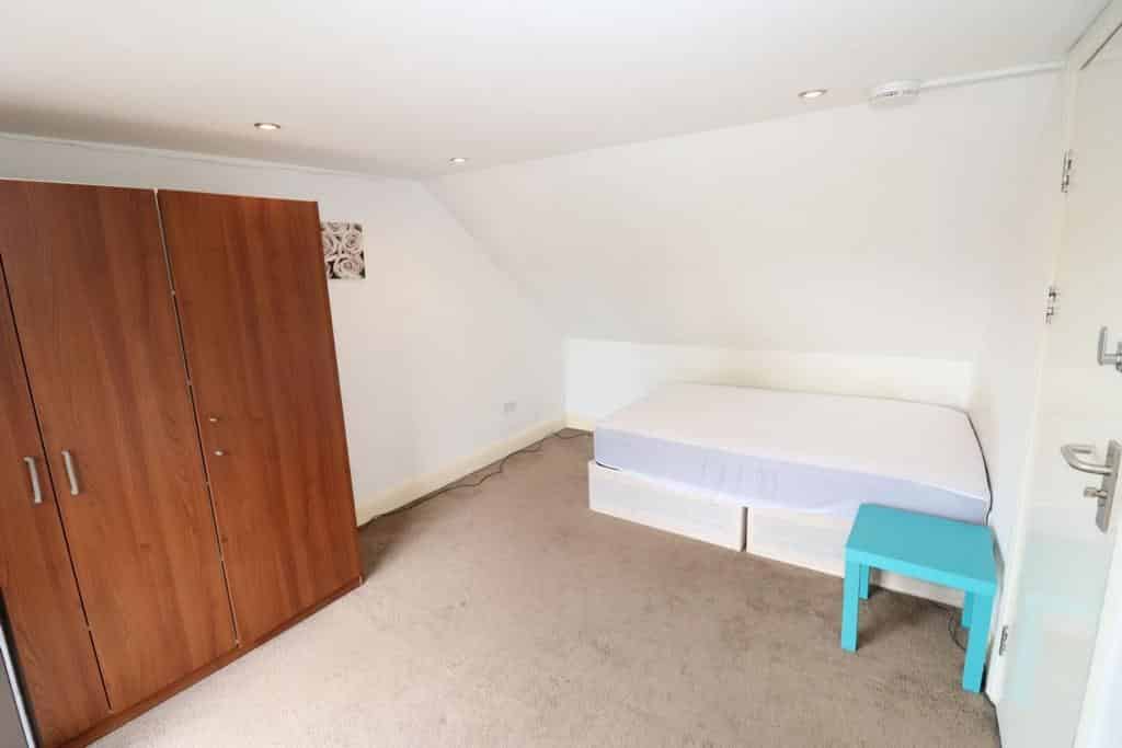 Room in a 5 Bedroom Apartment, Redbridge Ln E, Ilford IG4 5ES in London