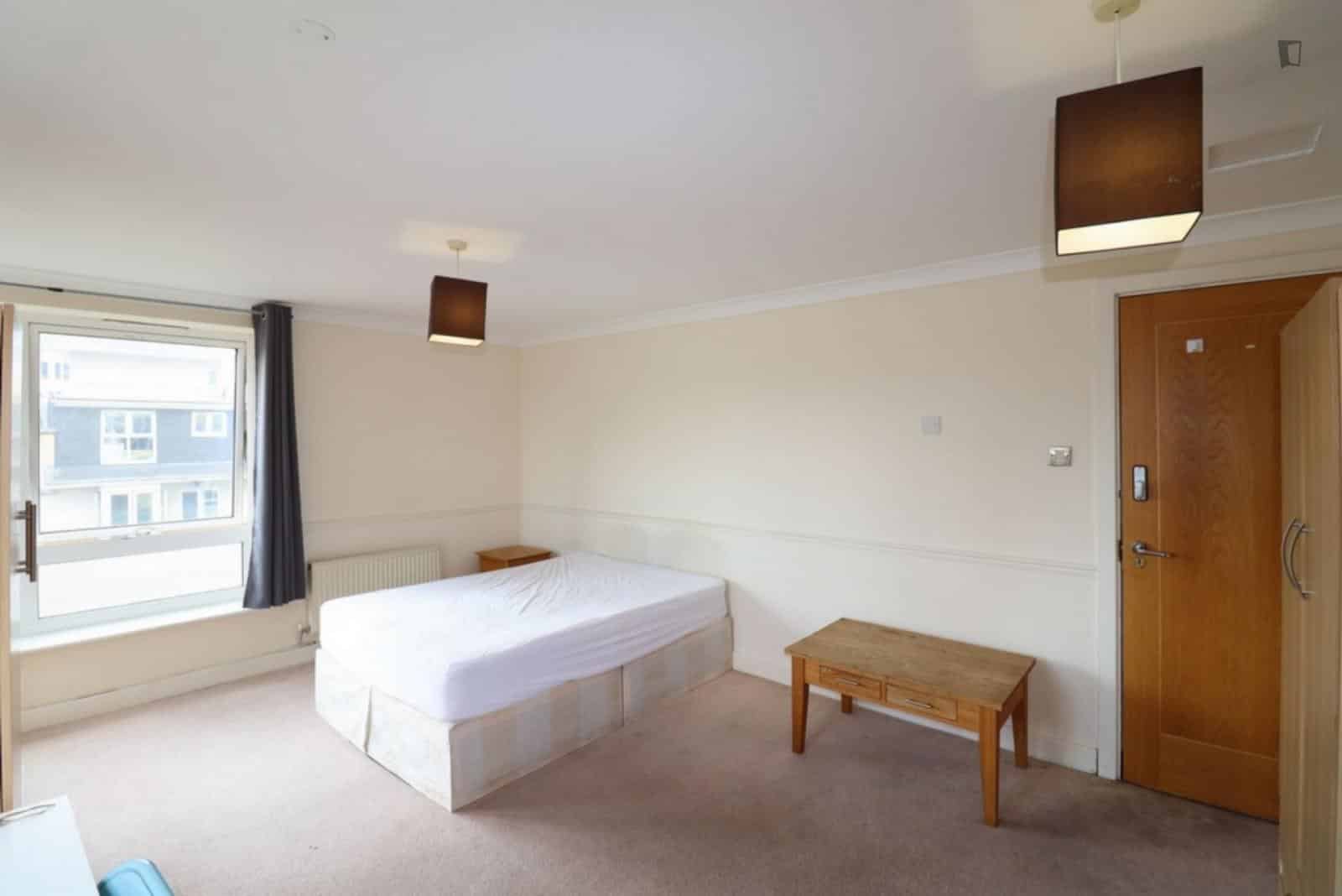 Room in a 3 Bedroom Apartment, Newport Ave, London, E14 2DU (Flat 2)