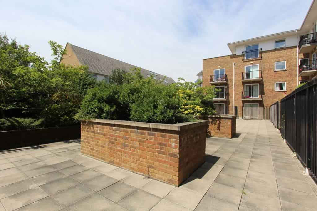 Room in a 3 Bedroom Apartment, Commercial Rd, London, E14 7JD