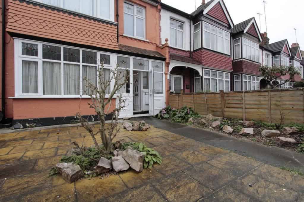 Room in a 5 Bedroom Apartment, Caledonian Rd, London N7 9BA
