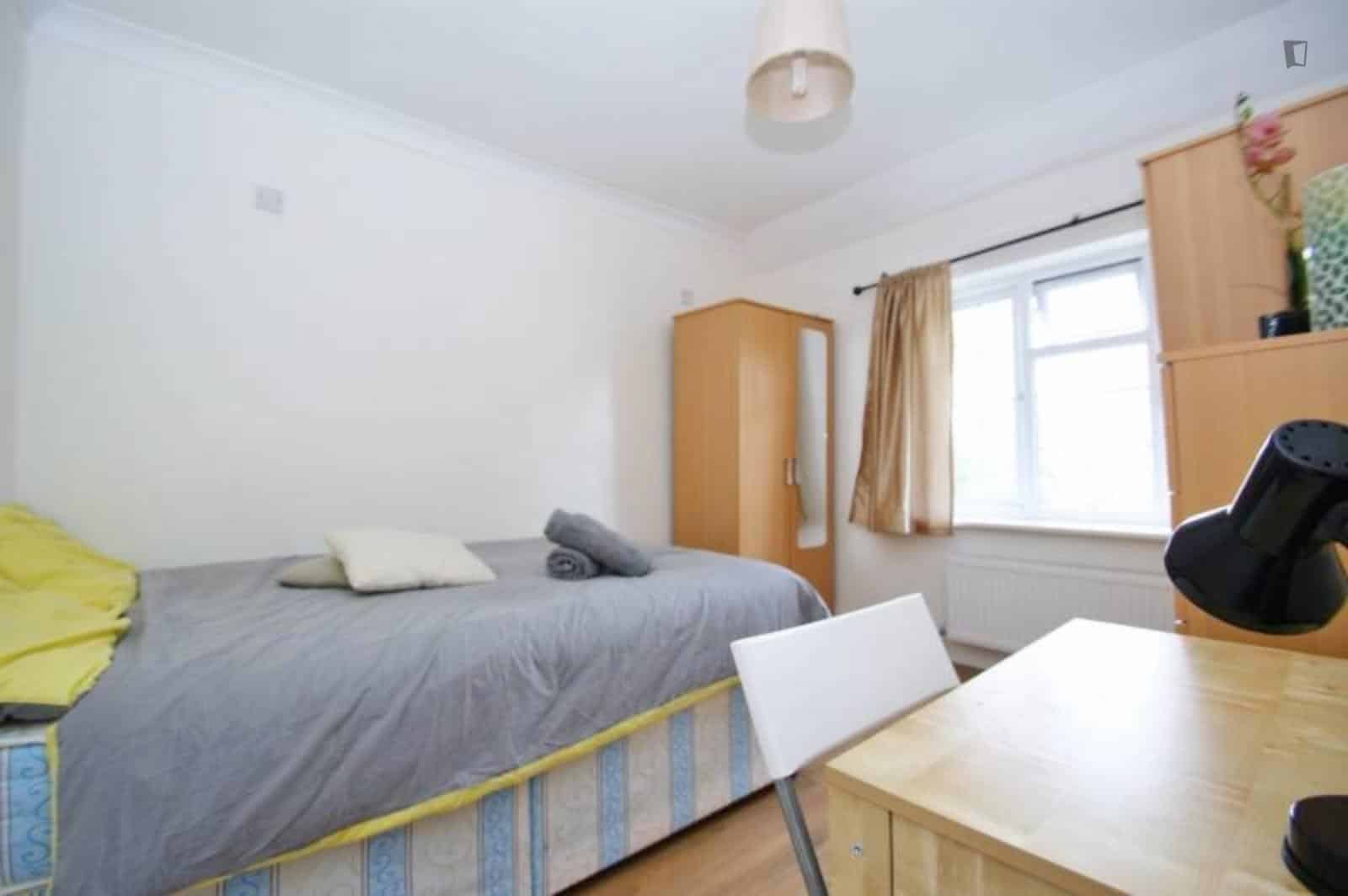 Room in a 5 Bedroom Apartment, Du Cane Rd, London W12 0NN