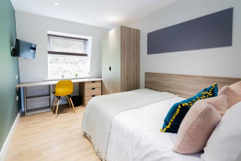 Room in a 6 Bedroom Apartment, 42 Bankfield Road, Huddersfield HD1 3HR ...