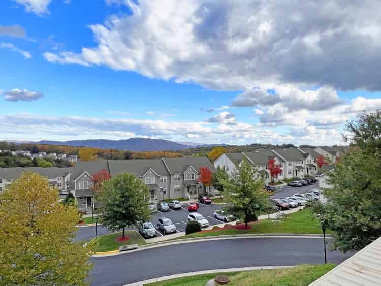 Book Maple Ridge Townhomes Blacksburg Student Housing | Amber